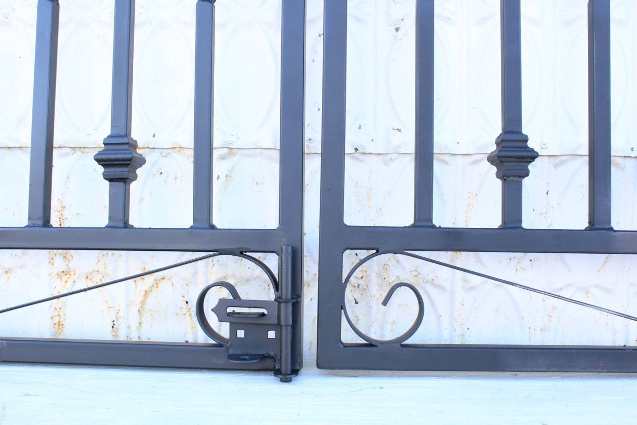 Custom Center Divide Wrought Iron Metal Gate