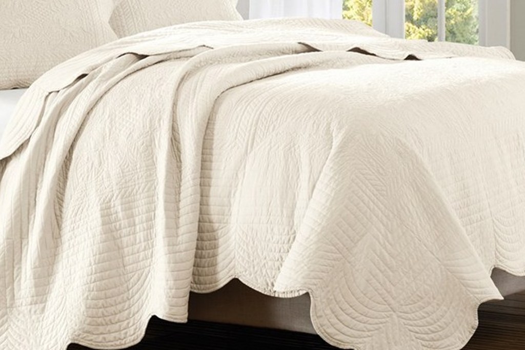 Tuscany 3 Piece Ivory Reversible Scalloped Edge Quilt Set